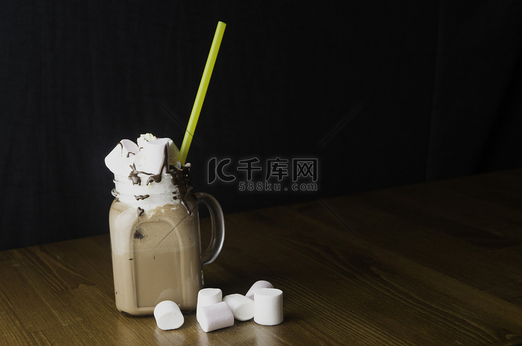 巧克力饮料和糖果中带把手的玻璃杯高清摄影大图-千库网