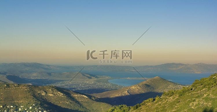 从希腊阿提卡的 Penteli 山看 Nea Makri 附近海滩的全景照片高清摄影大图-千库网