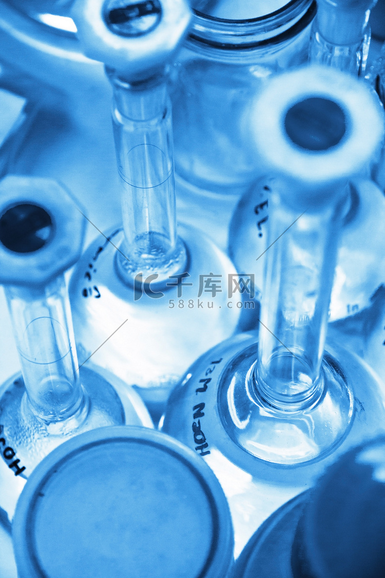 研究实验室各种玻璃器皿设备高清摄影大图-千库网