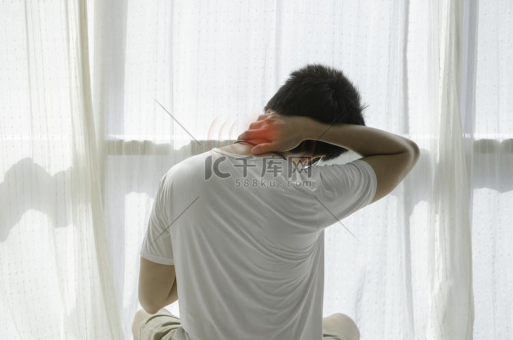 亚洲男人不喜欢疼痛。高清摄影大图-千库网