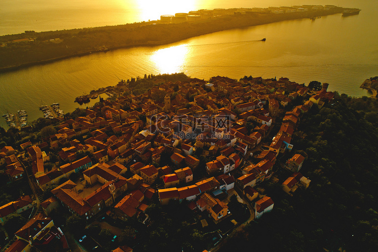 克尔克岛空中史诗日落美景中的 Omisalj 镇高清摄影大图-千库网
