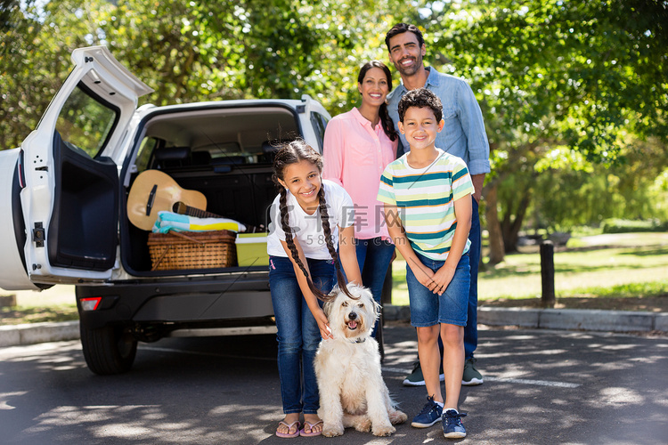 幸福的家庭站在他们的车旁野餐高清摄影大图-千库网