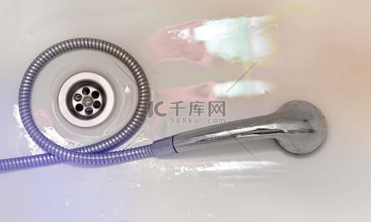 躺在浴室里的湿淋浴头高清摄影大图 千库网
