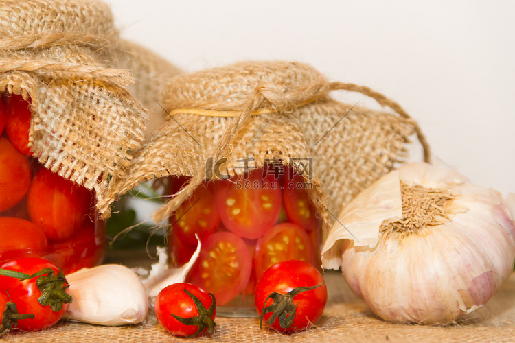 醋腌圣女果，配大蒜和香料高清摄影大图-千库网