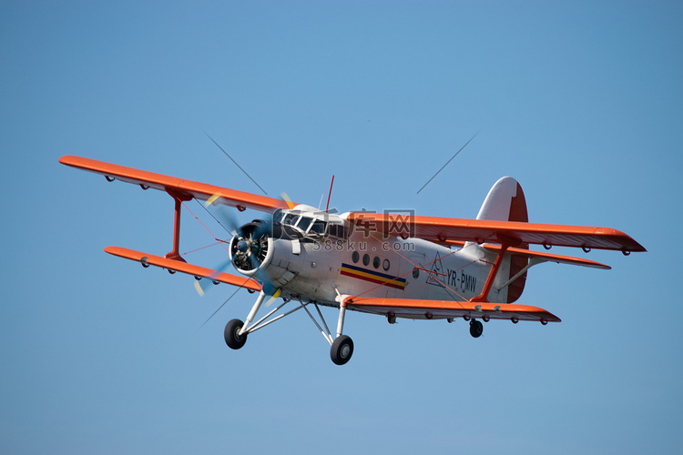 布加勒斯特/罗马尼亚 — 航空展 — 2019年9月21日：AN2飞机在天空中飞行高清摄影大图-千库网