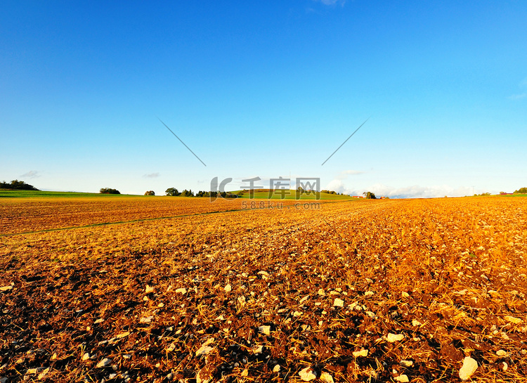 秋天的田野高清摄影大图-千库网