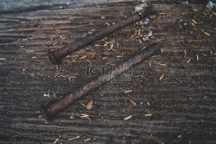 在木地板上的非常老生锈的螺丝高清摄影大图-千库网