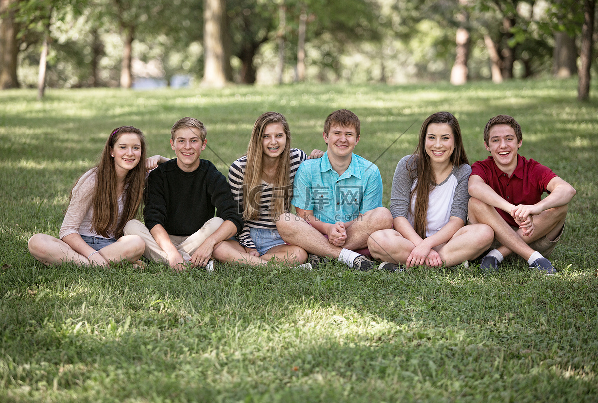 六个青少年坐高清摄影大图-千库网