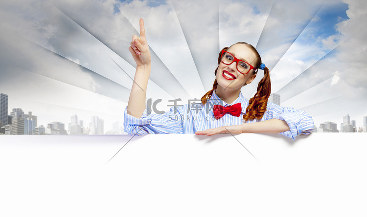 有空白广告牌的女人高清摄影大图-千库网