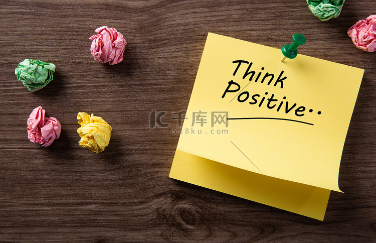 带有 Think Positive 词的彩色记事本高清摄影大图-千库网