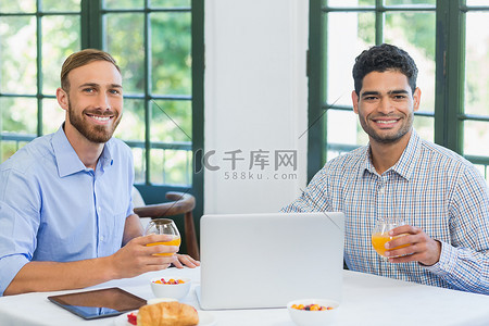 一家餐馆的快乐主管高清摄影大图-千库网