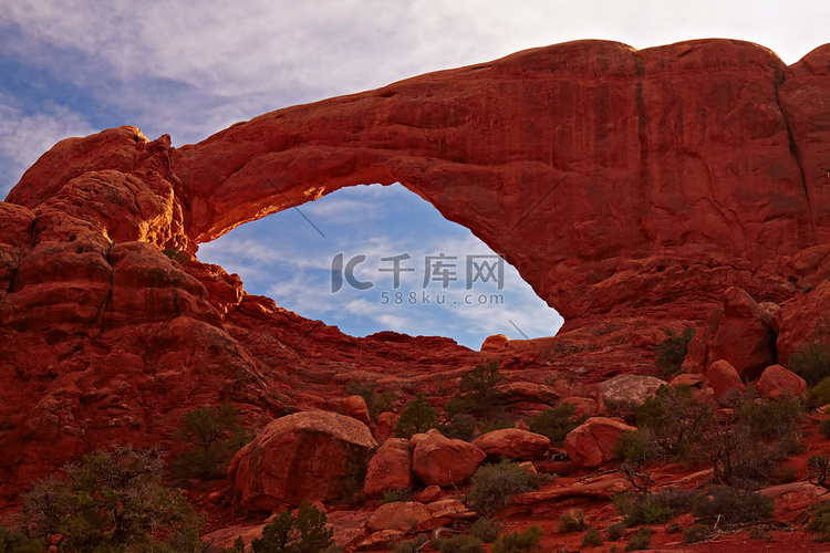 夕阳下的红色沙漠高清摄影大图-千库网