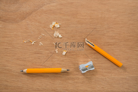 有磨刀器的残破的黄色铅笔高清摄影大图-千库网