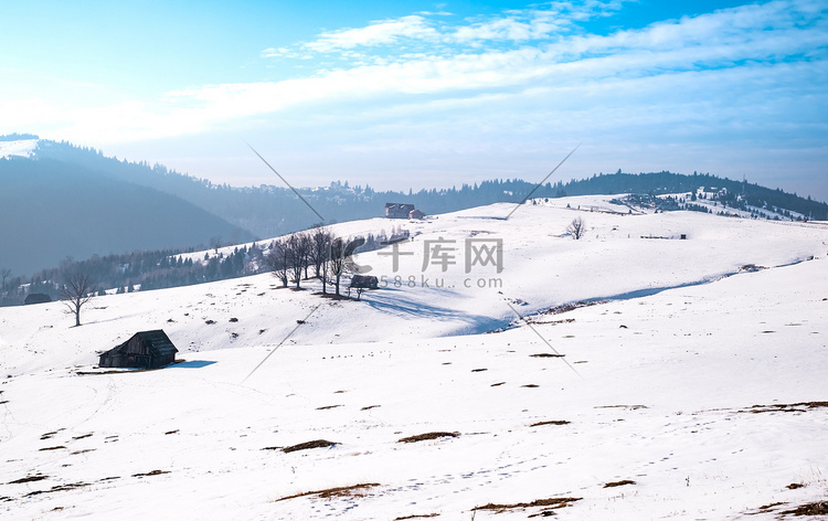 太阳在冬天的山上白雪皑皑，Cindrel 山，Paltinis，罗马尼亚高清摄影大图-千库网