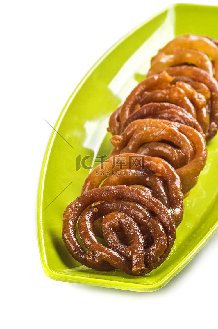白色背景中的印度甜 jalebi、印度甜点 jalebi 或 imarti 或 imarati 或 jilbi高清摄影大图-千库网