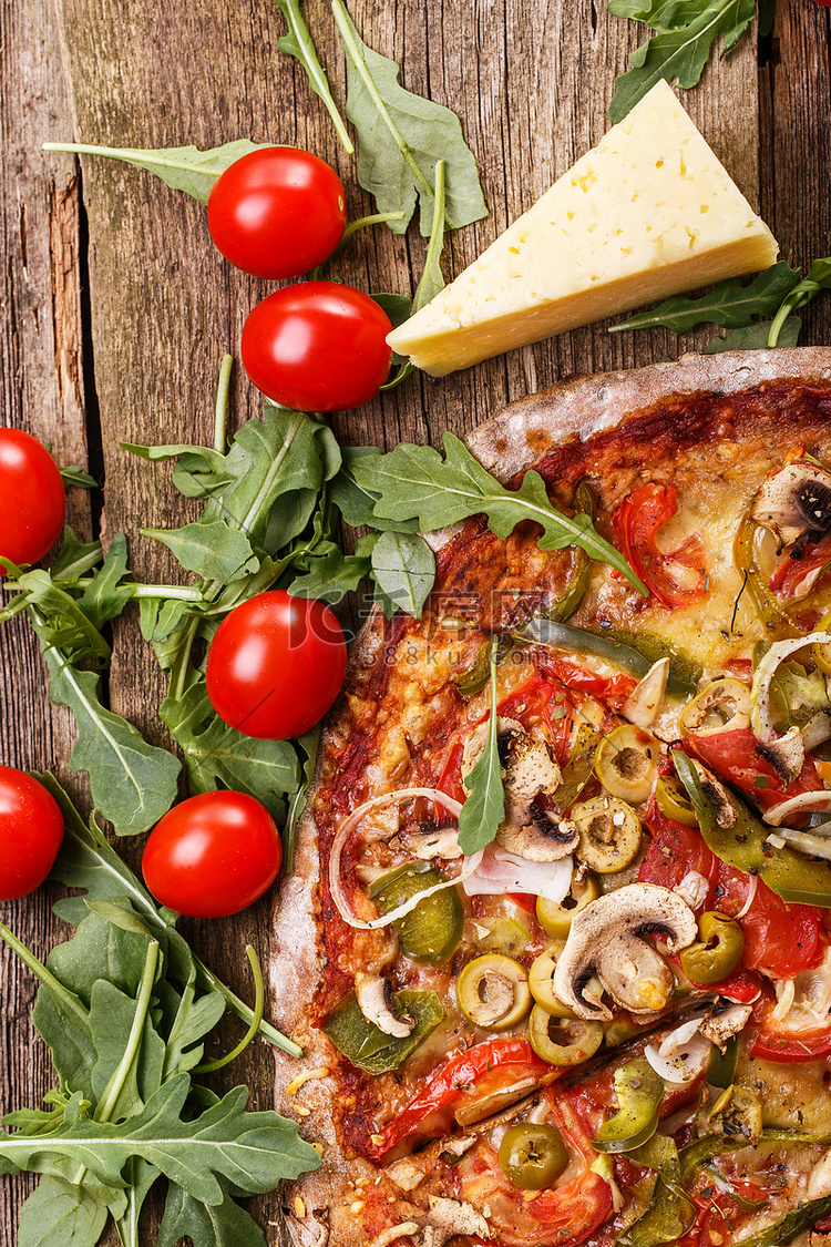 桌上美味的披萨高清摄影大图-千库网