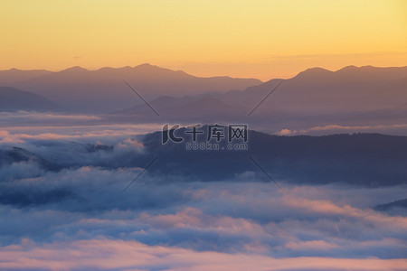 清晨的山与雾高清摄影大图-千库网