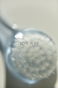 从顶部仔细观察刷丝高清摄影大图-千库网