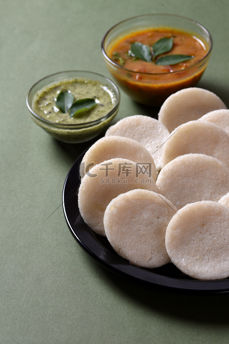 Idli with Sambar 和椰子酸辣酱，印度菜：南印度最喜欢的食物 rava idli 或 semolina idly 或 rava ...