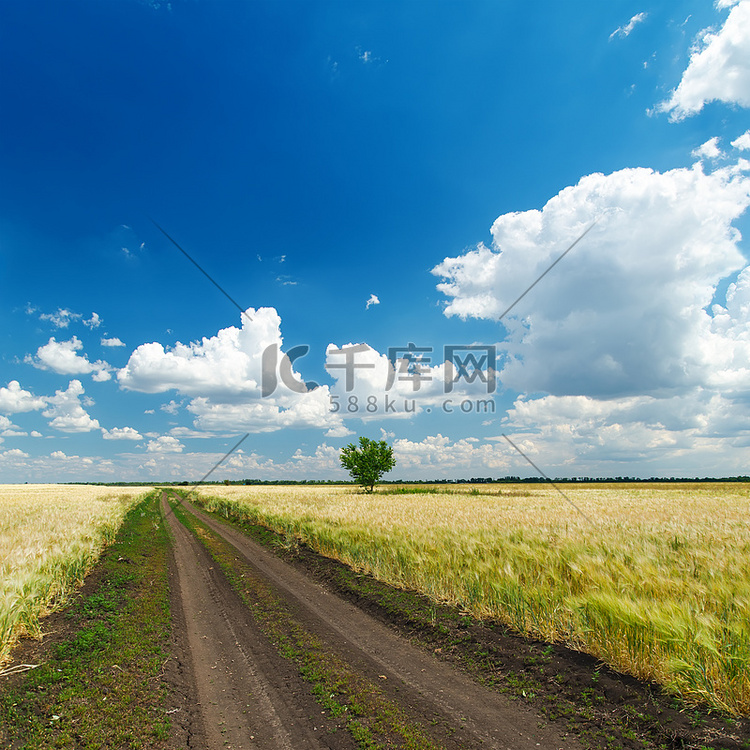 在多云的天空下通往地平线的肮脏道路高清摄影大图-千库网
