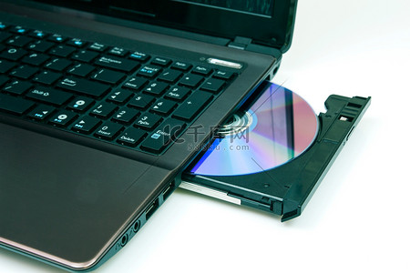 打开 CD 或 DVD-ROM 的笔记本电脑高清摄影大图-千库网