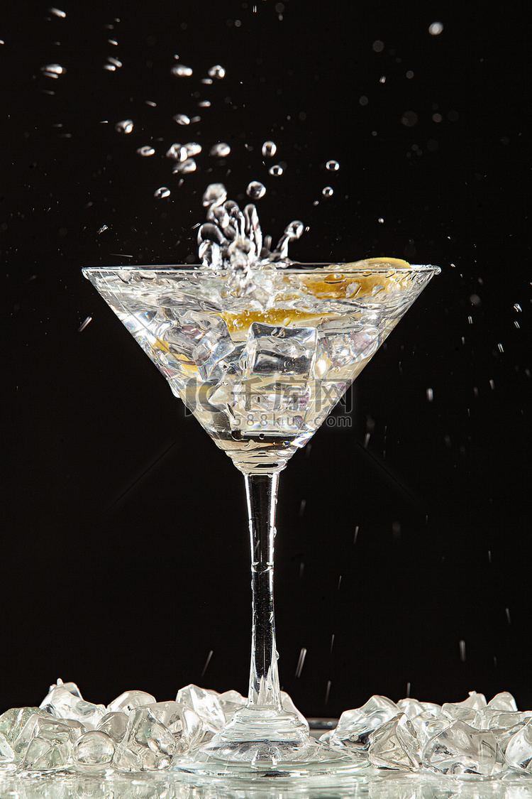 玻璃、柠檬和飞溅的水高清摄影大图-千库网