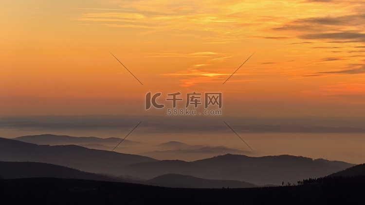 美丽的风景和日落在山上。高清摄影大图-千库网