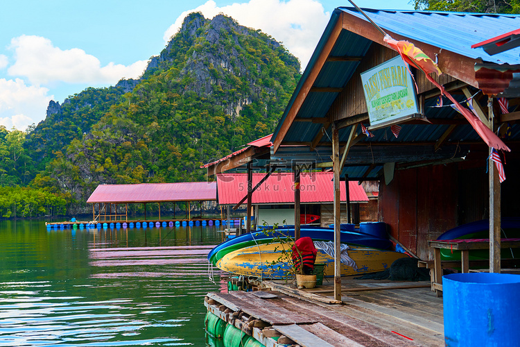 马来西亚兰卡威岛上的一个漂浮养鱼场。高清摄影大图-千库网