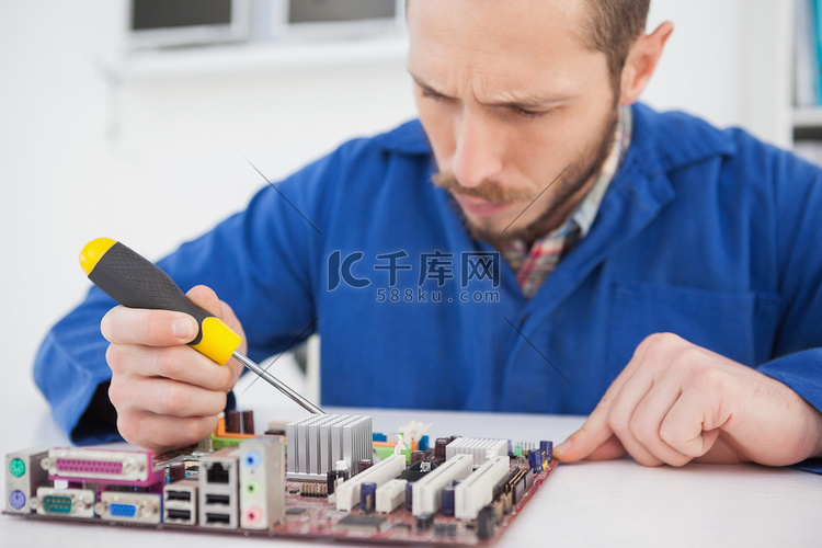 使用螺丝刀研究 cpu 的计算机工程师高清摄影大图-千库网