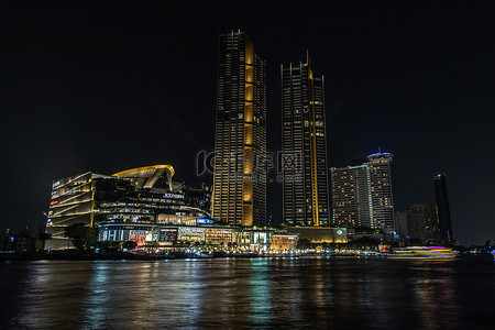 Icon Siam 在河上的外观 Icon Siam 是一个新的购物中心，也是曼谷夜间的地标。高清摄影大图-千库网