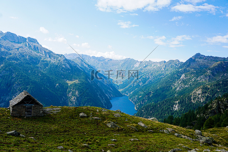Corte di Mezzo 和 Lago del Sambuco 位于瑞士 Val Lavizzara 的壮丽景观中高清摄影大图-千库网