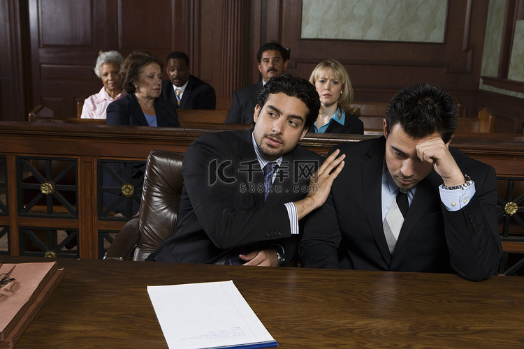 坐在法庭上的两个人高清摄影大图-千库网