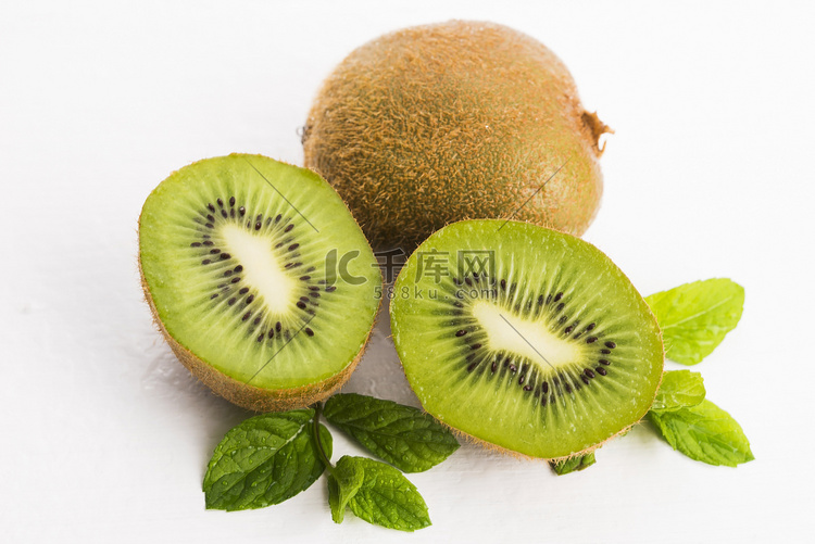多汁的奇异果和 freas 薄荷叶高清摄影大图-千库网