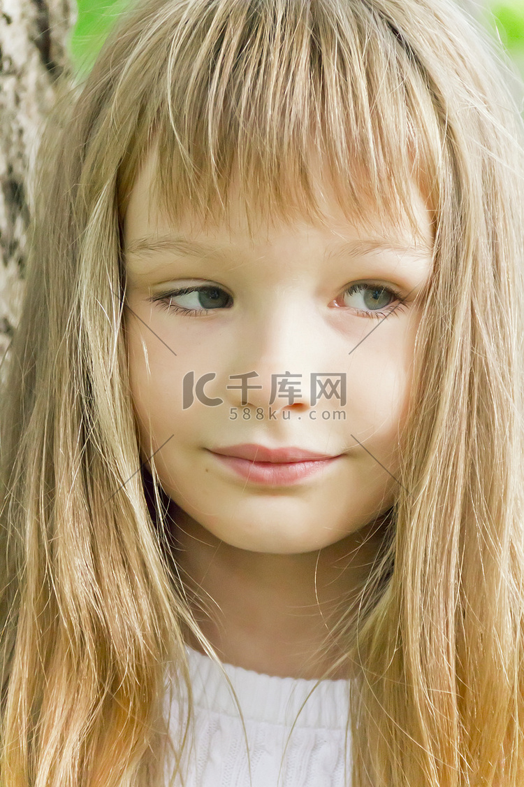 可爱的女孩高清摄影大图-千库网