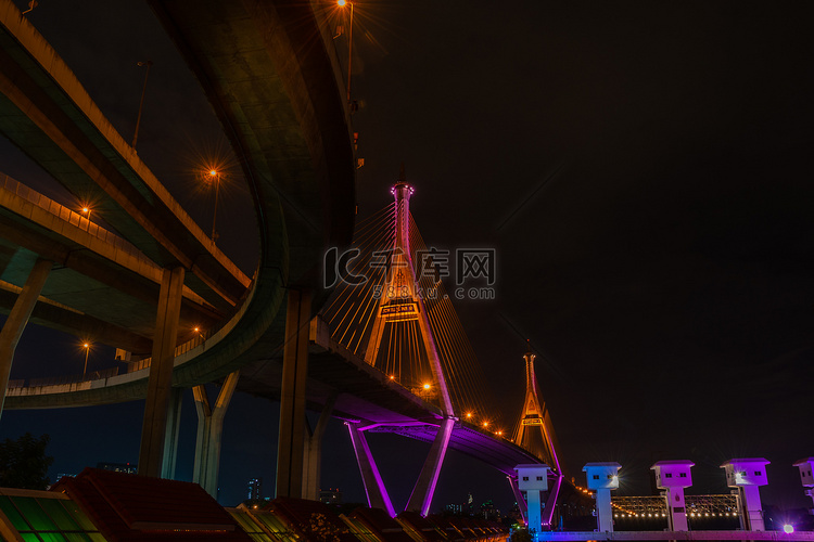 Bhumibol 桥也随便称为工业环路桥，在夜景中用聚光灯照亮闸门，泰国 Samut Prakarn高清摄影大图-千库网