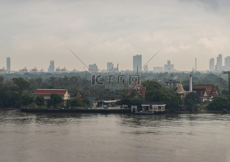 鸟瞰 Bang kachao lung 和 Bang Krachao Nok Temple 码头的绿地以及湄南河前岸。高清摄影大图-千库网