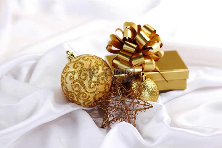 金色圣诞球高清摄影大图-千库网