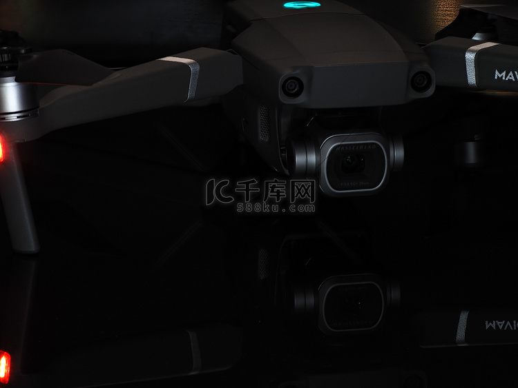 DJI Mavik 2 pro 四轴飞行器，配备哈苏相机。高清摄影大图-千库网