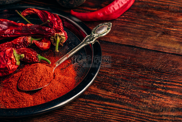 一勺辣椒粉高清摄影大图-千库网