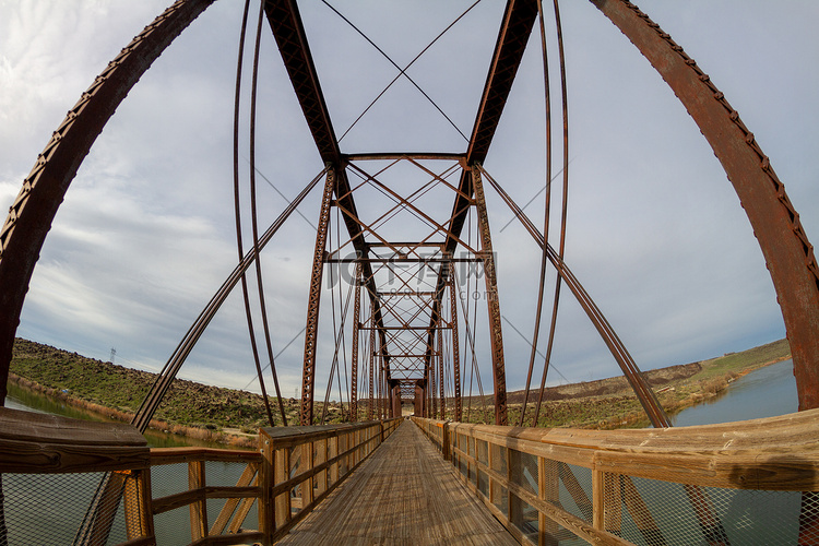 桥梁路径上的鱼眼失真高清摄影大图-千库网