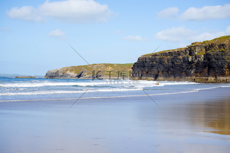 ballybunion 沙滩上皮划艇运动员明亮的冬景高清摄影大图-千库网
