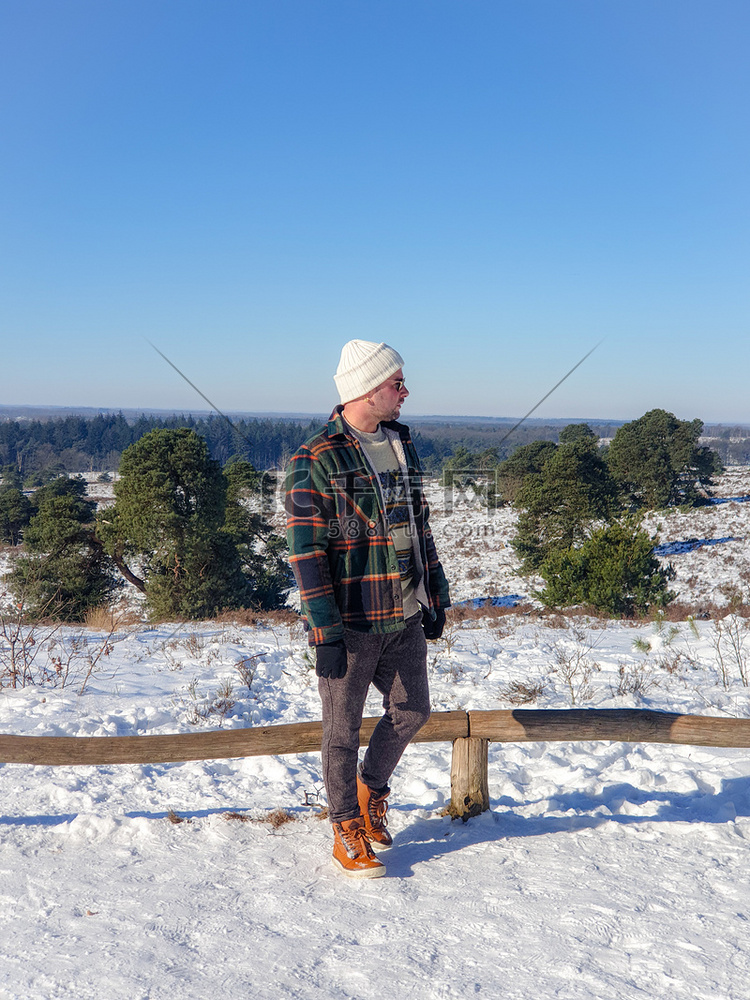 Holterberg Holten Overijssel 在荷兰冬季天气期间覆盖的 Sallandse Heuvelrug 自然公园雪高清摄影 ...