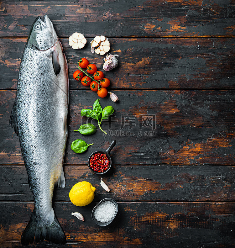 木质背景上的新鲜全鲑鱼，顶视图，带复制空间高清摄影大图-千库网