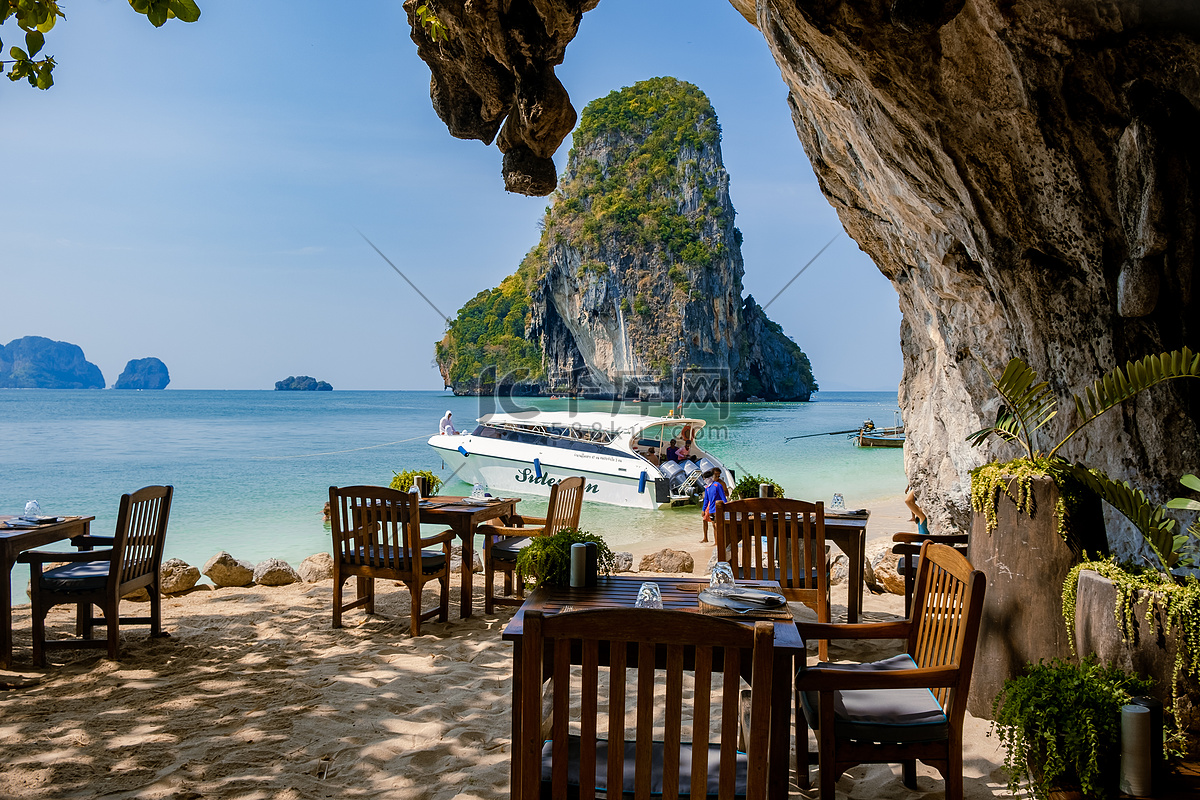 在泰国甲米的 Ko Rang Nok 岛的美丽背景下，在 Railay 海滩上享用晚餐或午餐高清摄影大图-千库网