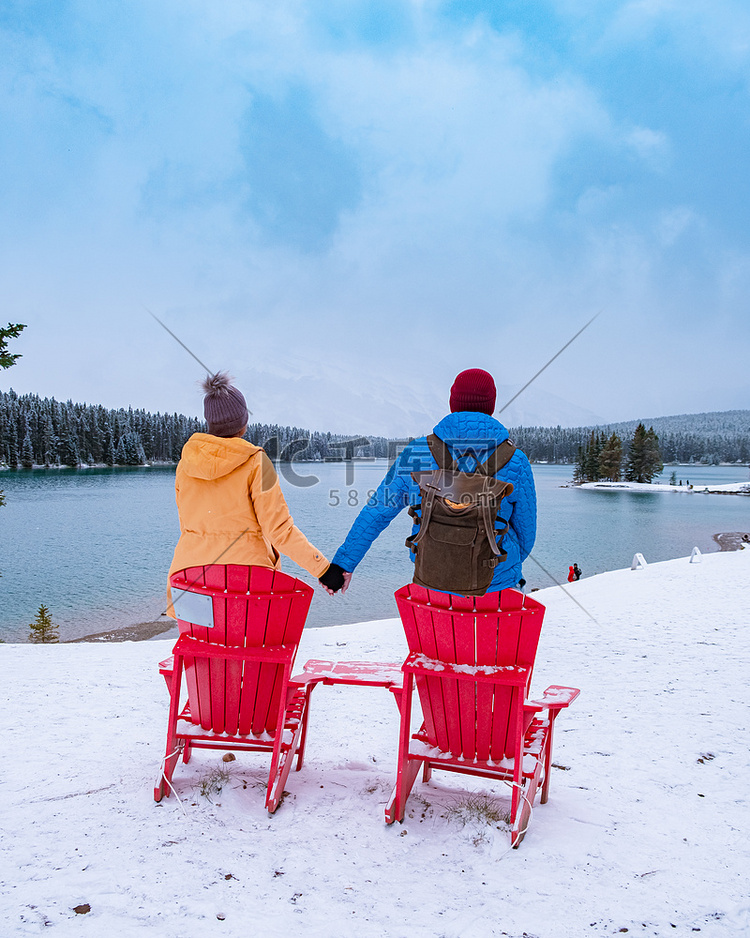 加拿大落基山脉的 Minnewanka 湖位于加拿大艾伯塔省班夫市，碧绿的水被针叶林所环绕。高清摄影大图-千库网