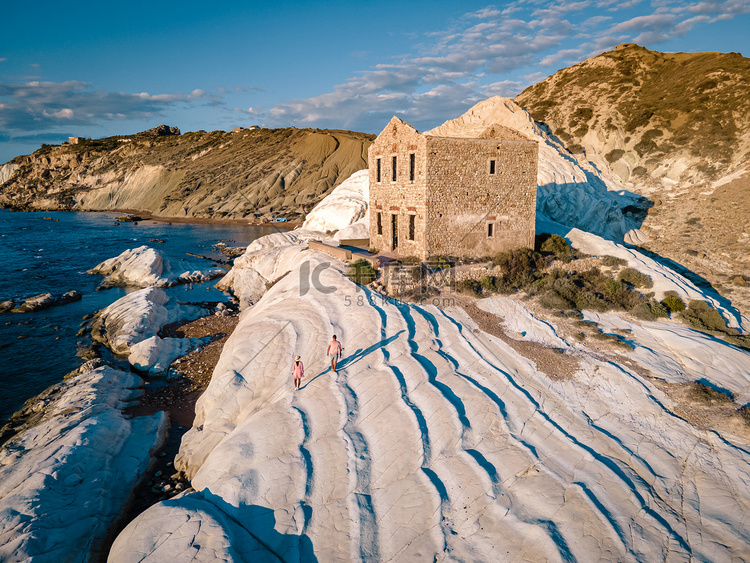 意大利西西里岛阿格里真托的 Punta Bianca 白色海滩，白色悬崖上有废弃石屋的旧遗址高清摄影大图-千库网