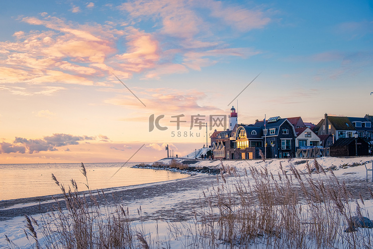 荷兰 Urk 灯塔冬季积雪覆盖的海滩高清摄影大图-千库网