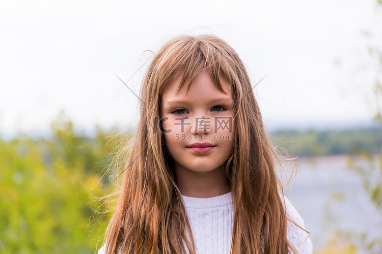 可爱的女孩高清摄影大图-千库网