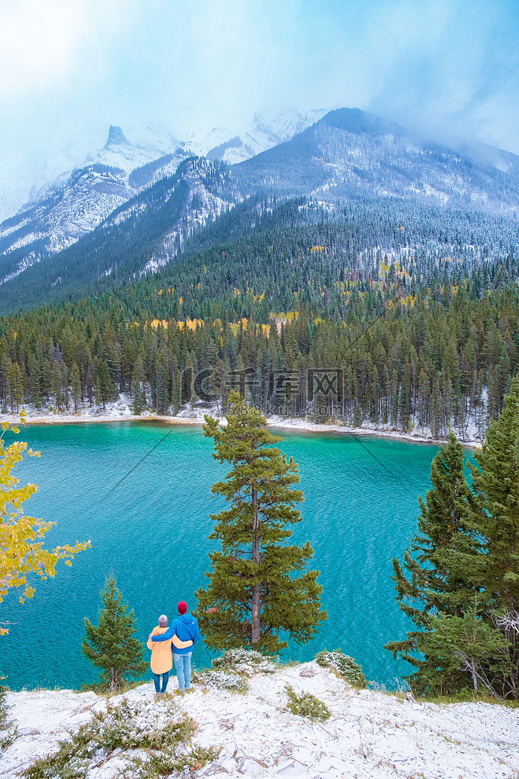 加拿大落基山脉的 Minnewanka 湖位于加拿大艾伯塔省班夫市，碧绿的水被针叶林所环绕。高清摄影大图-千库网