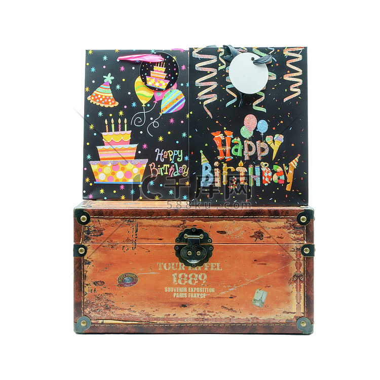 带有彩色印花的黑色生日包，工作室拍摄，白色背景中突显高清摄影大图-千库网